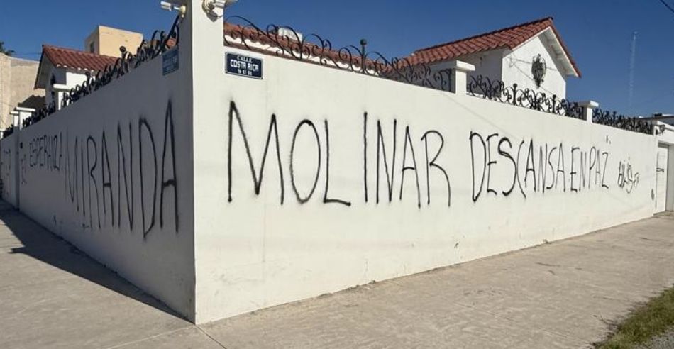 Dejan mensajes y corona fúnebre en casa del senador Javier Corral en ...